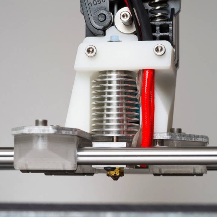 3D Printable LM8UU Bearing Mount by Walter Hsiao