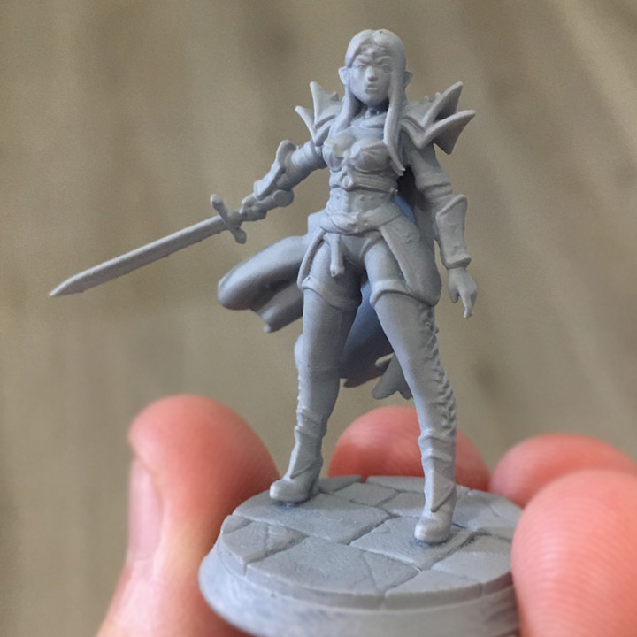 3D Printable Female Vampire by Galaad Miniatures