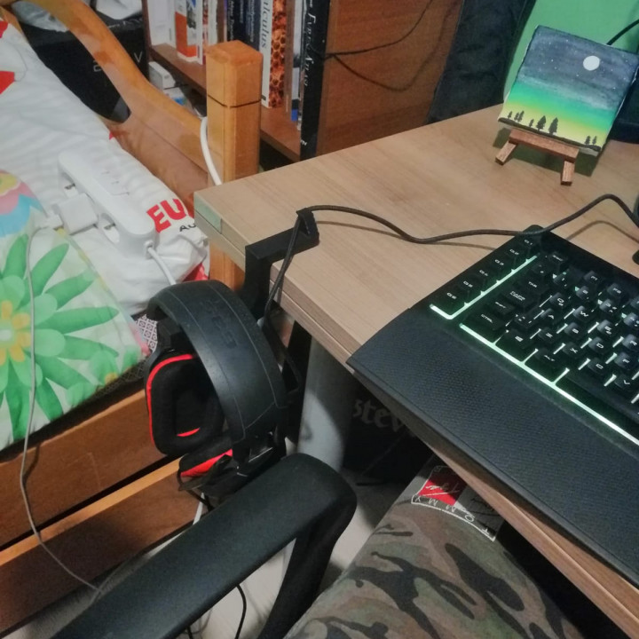 3D Printable Headphone Holder For Table by Eren Özata