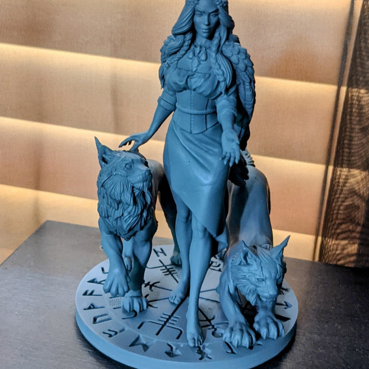 3D Print of Freya and her lynxes by Xaumby