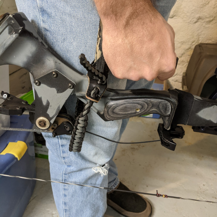 3D Printable Bow Carrying Handle by Tim Dakin