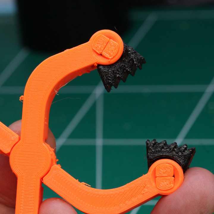 3D Printable clamp remixed by Ricardo Kawada
