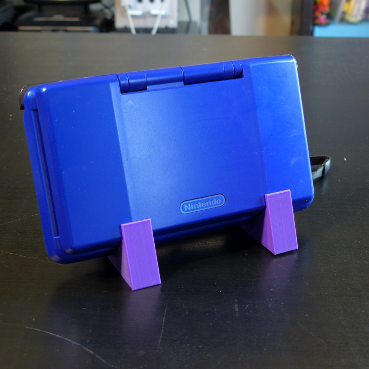 3D Printable Nintendo DS Display Stand by Andre