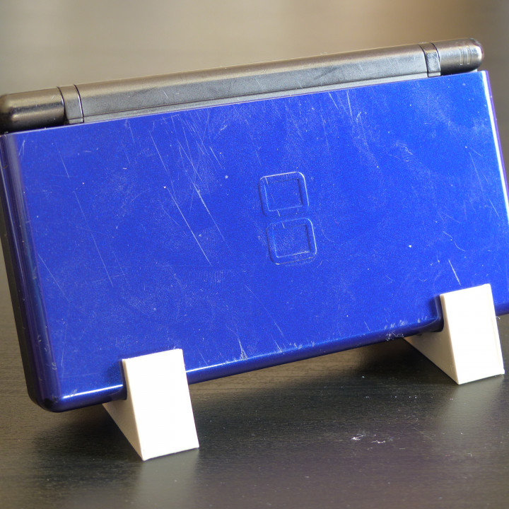 3D Printable Nintendo DS Lite Display Stand by Andre