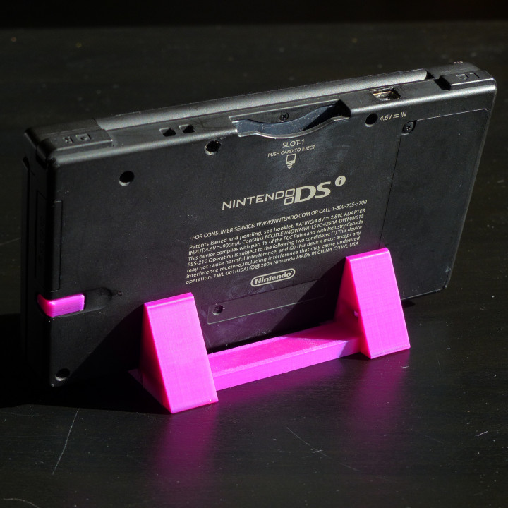 3D Printable Nintendo DSi Display Stand by Andre