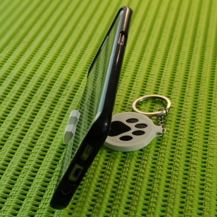 3D Printable Smartphone stand keychain by Alex bcn
