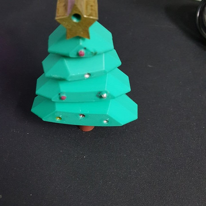 3D Printable Christmas tree spinning keychain and ornament (Articulated ...