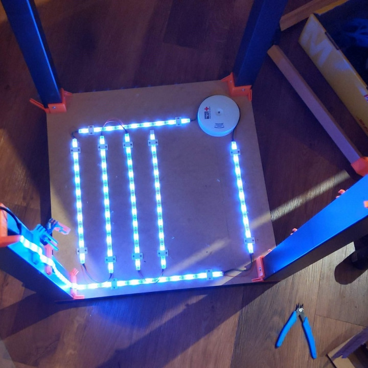 3D Printable Easy LED Strip Holder by Max Siebenschlaefer
