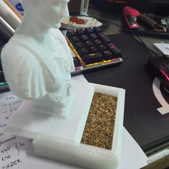 3D Printable Caesar - Stop moving around by Jirapon Tanasanti