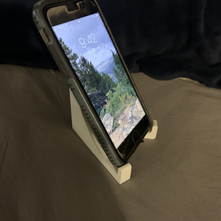 3D Printable Simple Phone Holder by Maximalian Kephart