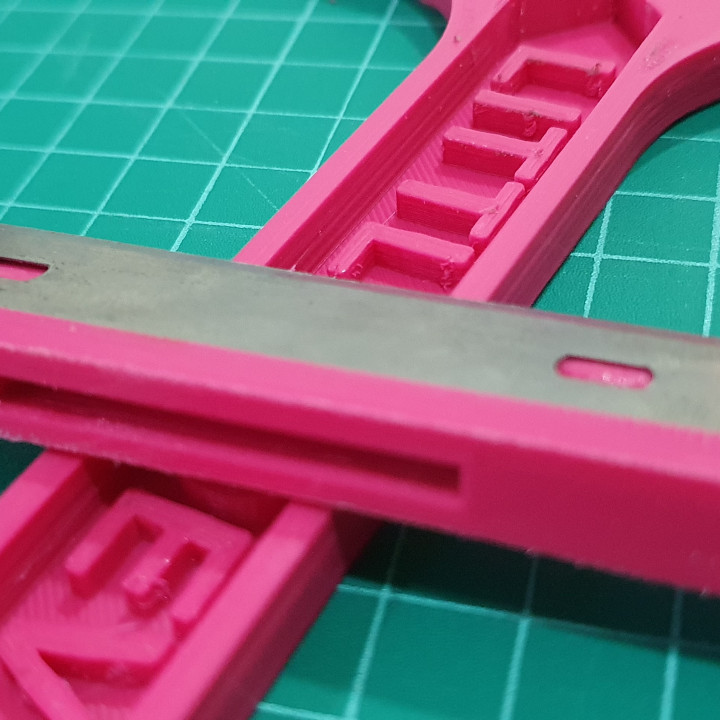 3D Printable The Scraper / Blade Holder by Dagfinn Marcus Falk-Danielsen