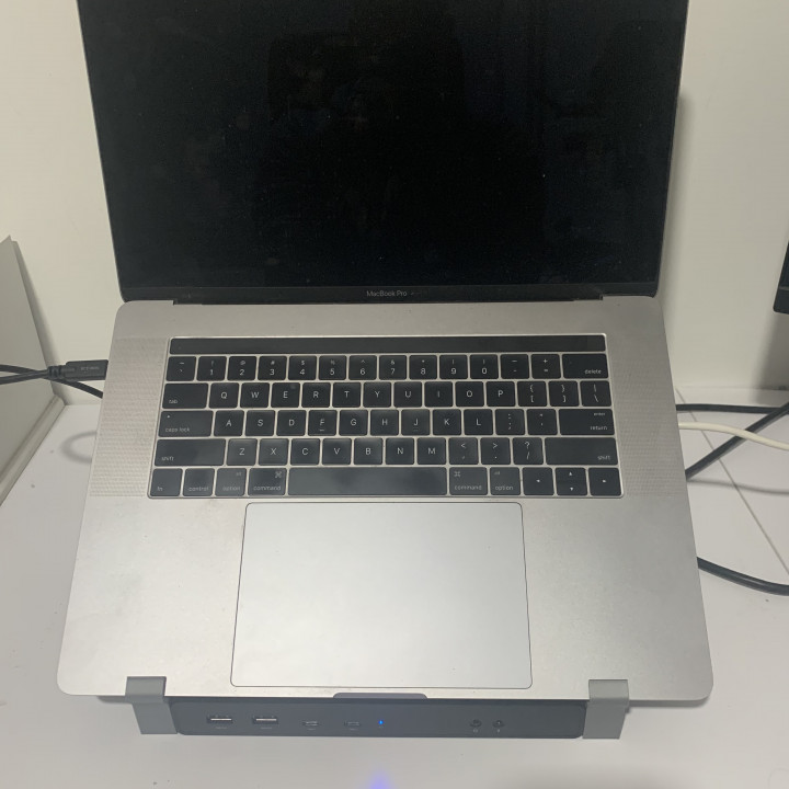 3D Printable Macbook Pro stand above docking station by Christophe Fonteyne