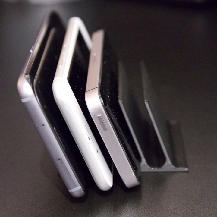 3D Printable Smartphone Rack (for 4 Smartphones) by Carsten Braun