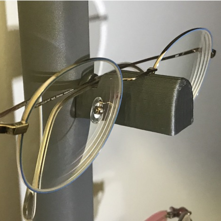 3D Printable Magnetic Glasses Mount by zAgT