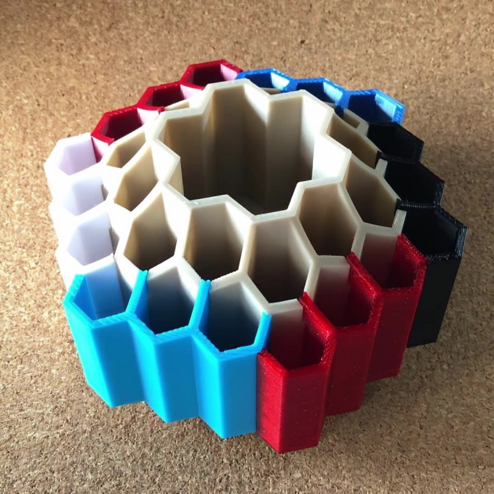 3D Printable MODULAR SPINNING PEN HOLDER by Maquina Engineering Studio