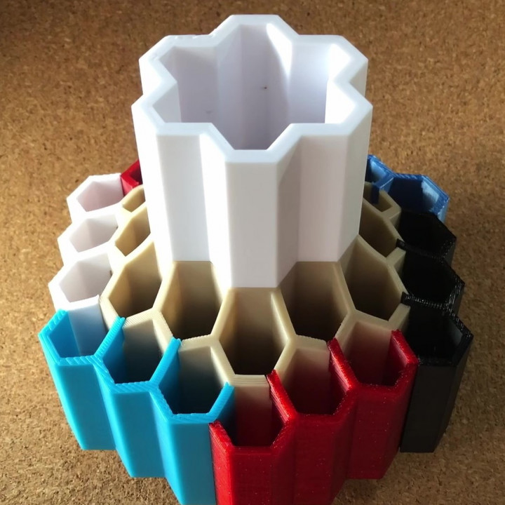 3D Printable MODULAR SPINNING PEN HOLDER by Maquina Engineering Studio