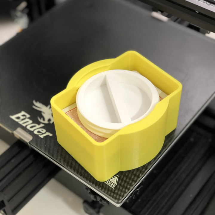 3D Printable Box with threaded lid for playing cards by Diogo