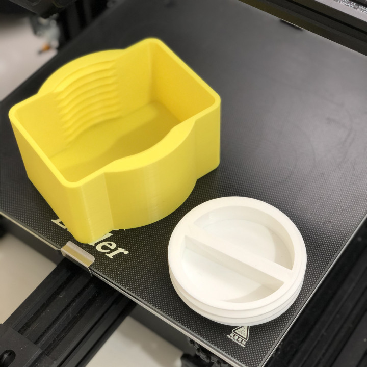 3D Printable Box with threaded lid for playing cards by Diogo