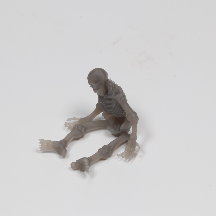 3D Printable Dead Skeleton - Unarmored - Sitting by Runeforge Studios