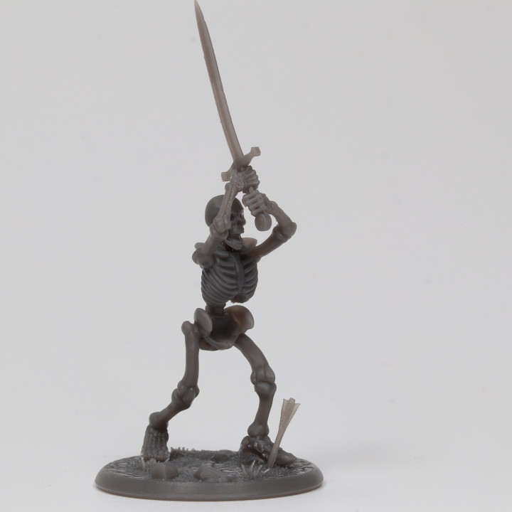 3D Printable Skeleton - Two Handed Sword by Runeforge Studios