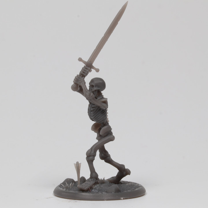 3D Printable Skeleton - Two Handed Sword by Runeforge Studios
