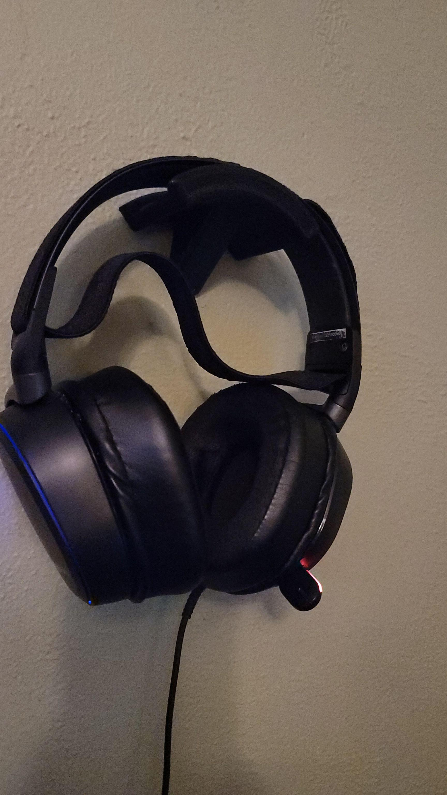 3D Printable Headset Wall Mount by Fran Gaur