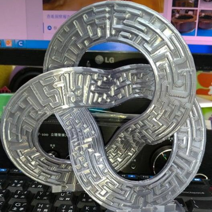 3D Printable Torus knot maze by Justin Lin