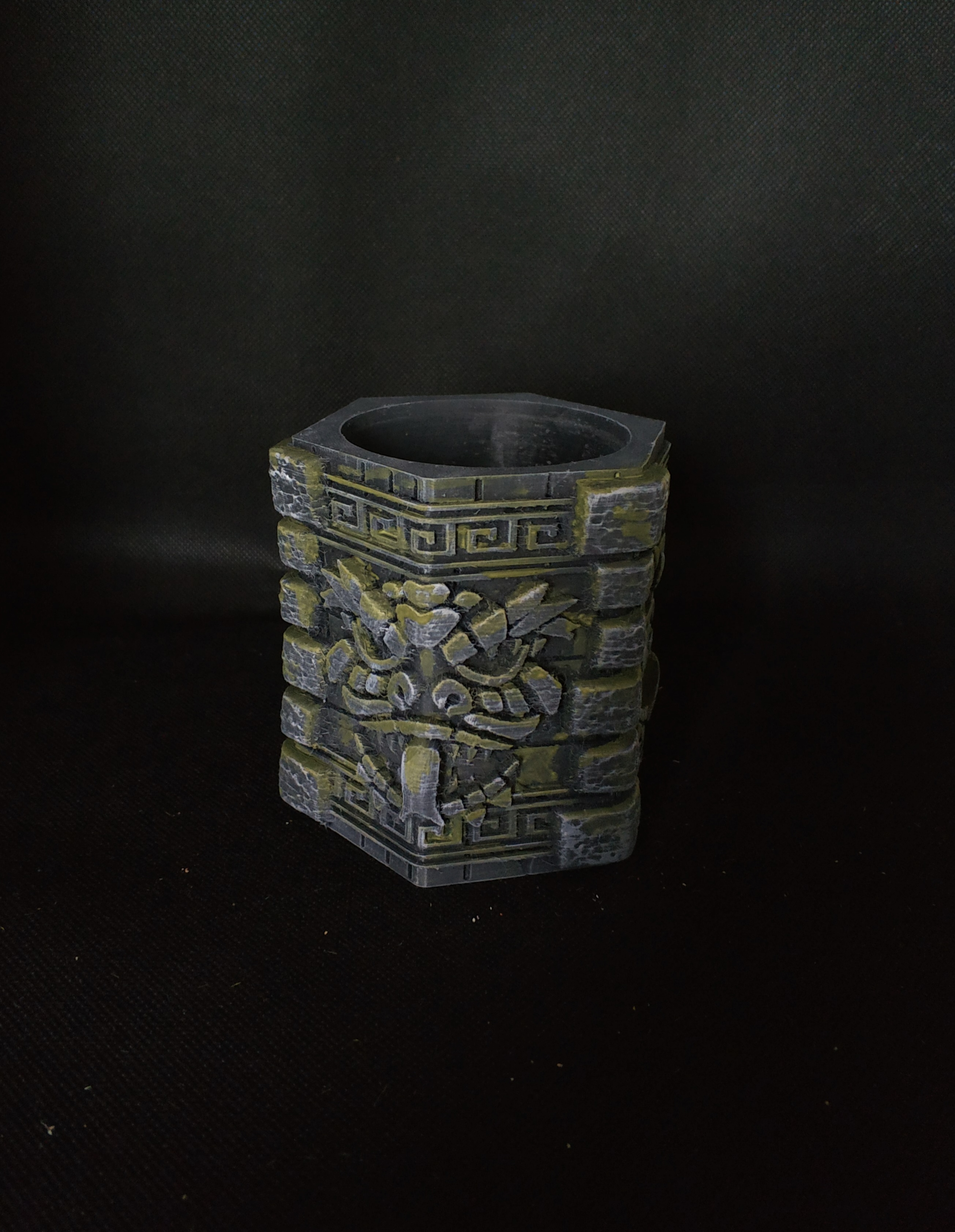 3D Printable lizardmen dice cup by Vórtice