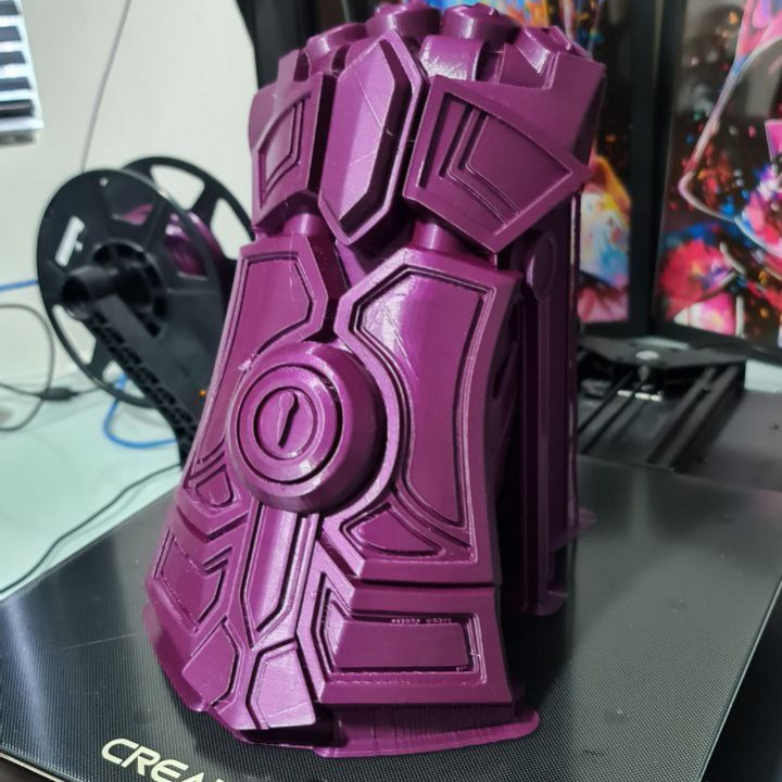 3D Printable Vi Gloves Gauntlet from Arcane League of Legends by Leandro