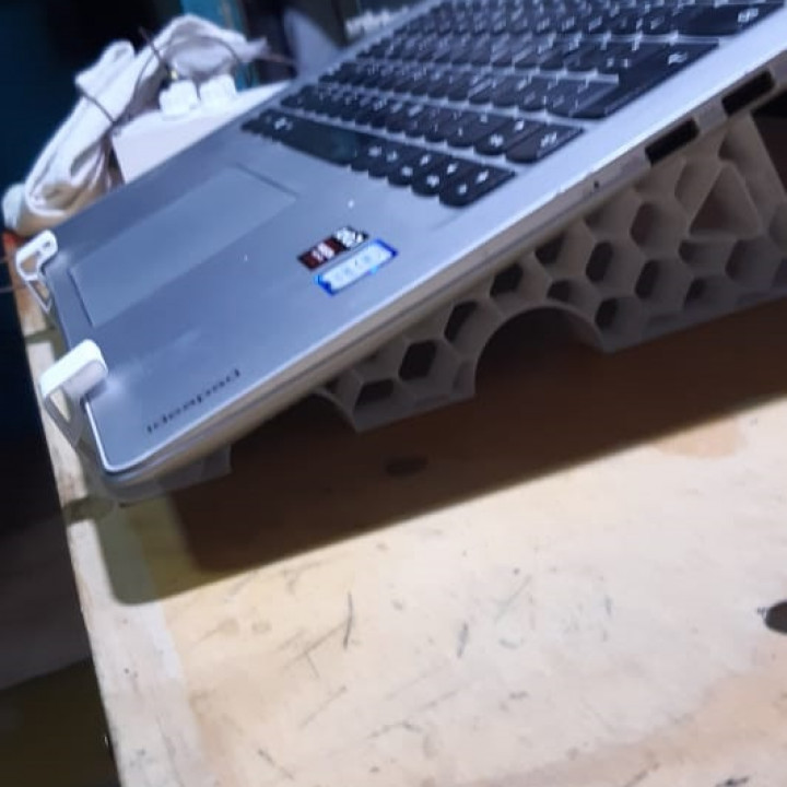 3D Printable Laptop Stand by Jaime O.