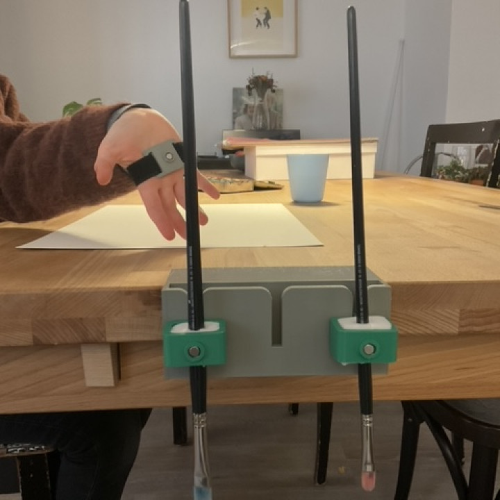 3D Printable Ein Pinsel für alle, eine adaptive Pinselhalterung (An ...