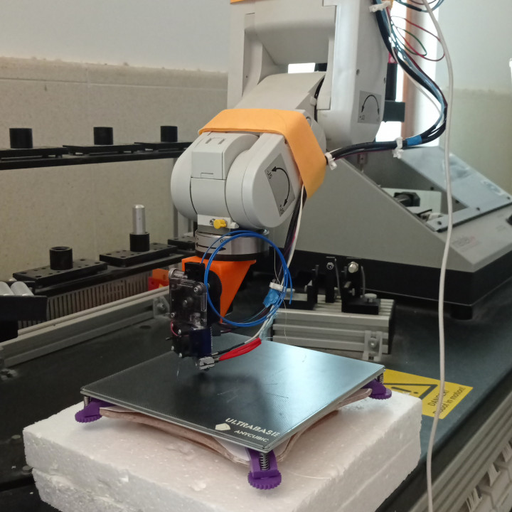 3D Printable extruder arm robot flange by Hassan Zentani