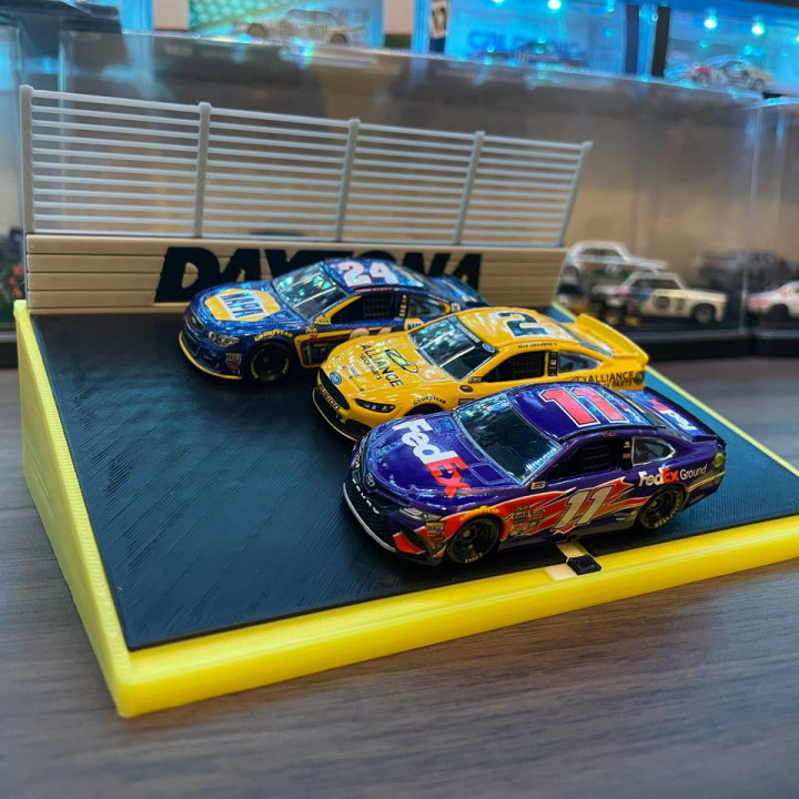 3D Printable Triple 1/64 Nascar Daytona Oval Display by Giga