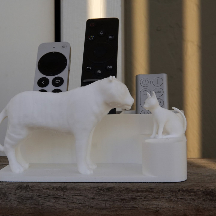 3D Printable Tiger and cat remote holder by Philippe Barreaud