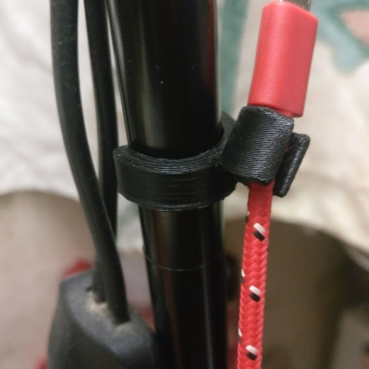 3D Printable Simplest usb cable holder by Serg