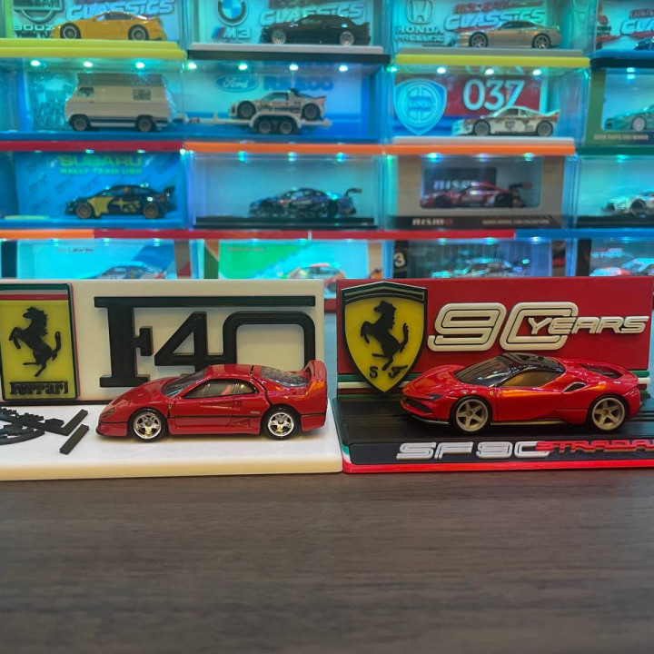 3D Printable Tomica Ferrari F40 Display Base by Giga