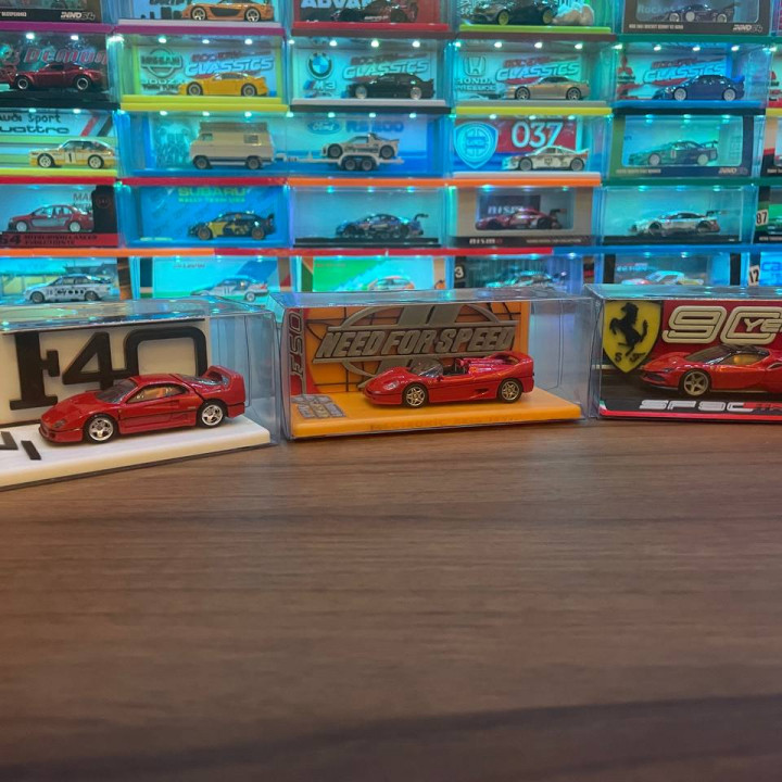 3D Printable Tomica Ferrari F40 Display Base by Giga