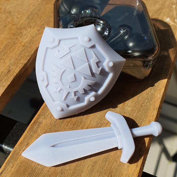 3D Printable Sword and Shield from Zelda: Link's Awakening by Pau Martinez