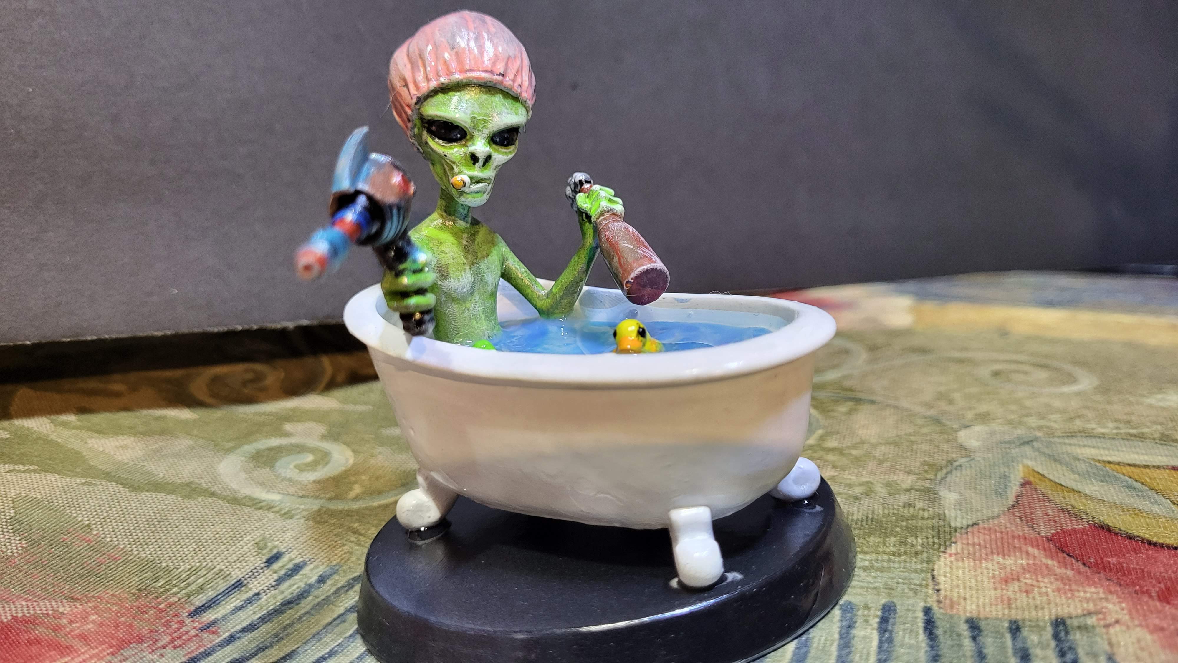 3D Printable Armed alien in his bathtub with floating duck (5) (+ pre ...