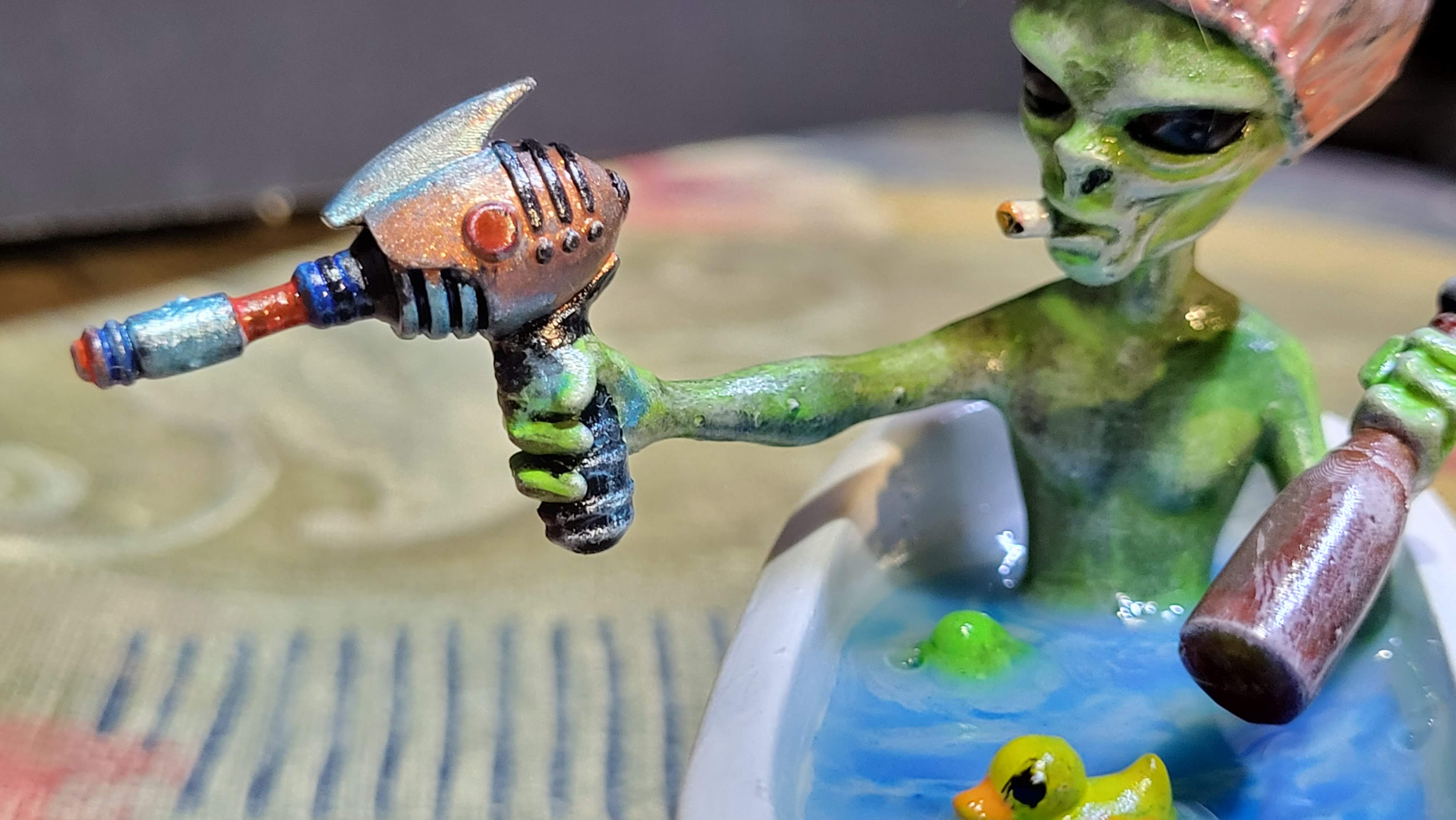 3D Printable Armed alien in his bathtub with floating duck (5) (+ pre ...