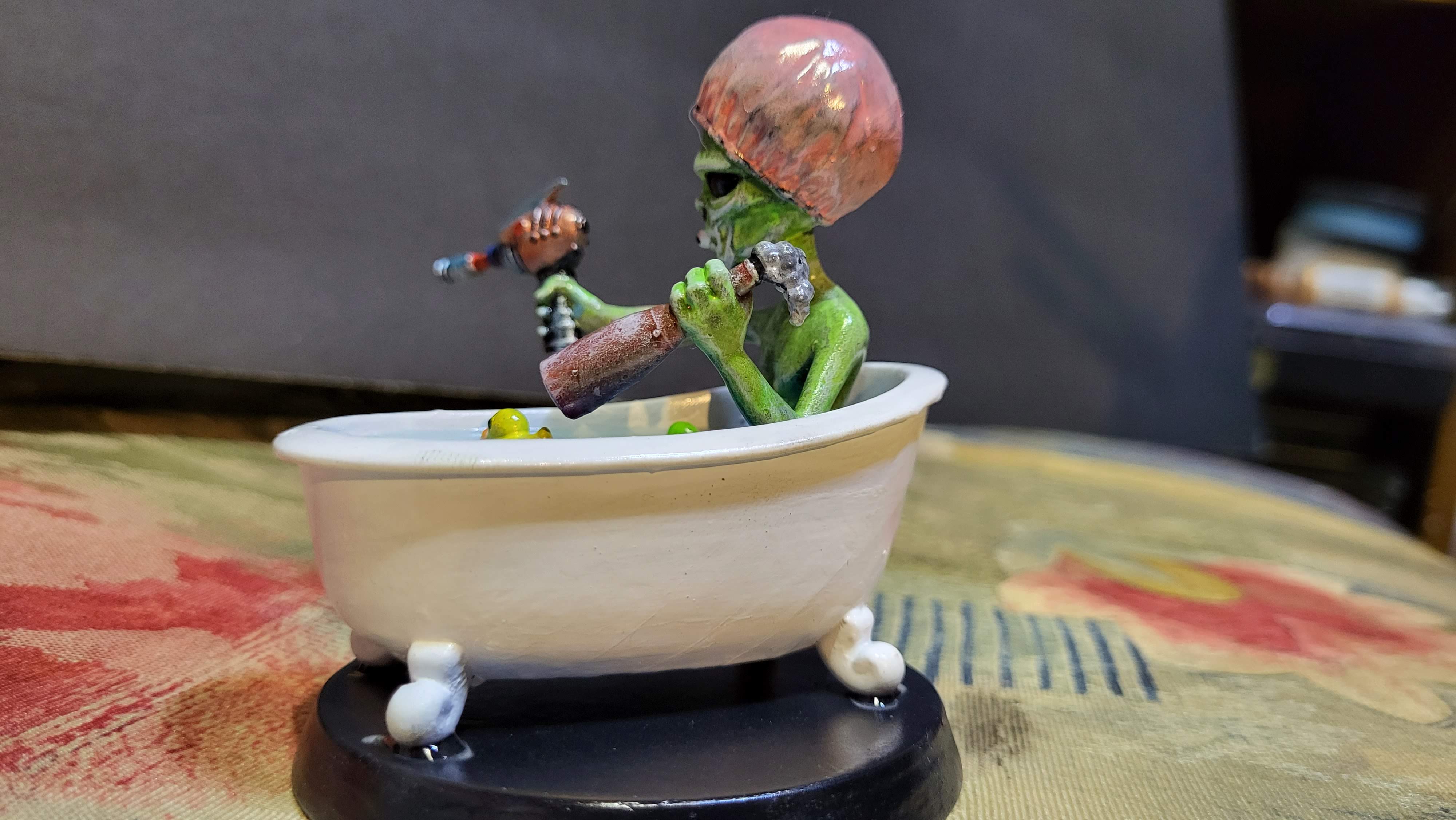 3D Printable Armed alien in his bathtub with floating duck (5) (+ pre ...