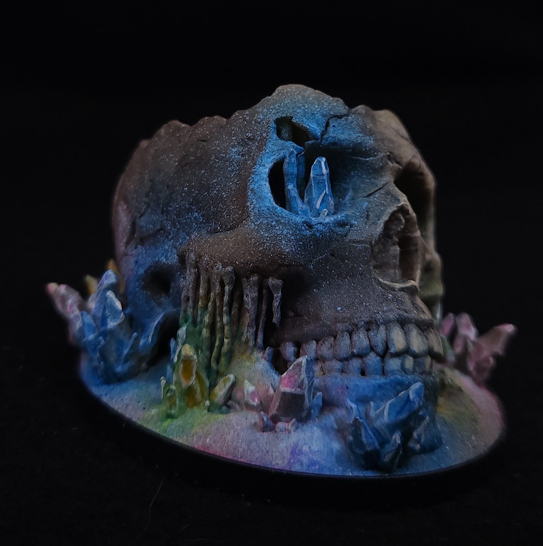 3D Printable YS-KRYG Scull grail loot box by HarsBeeldt