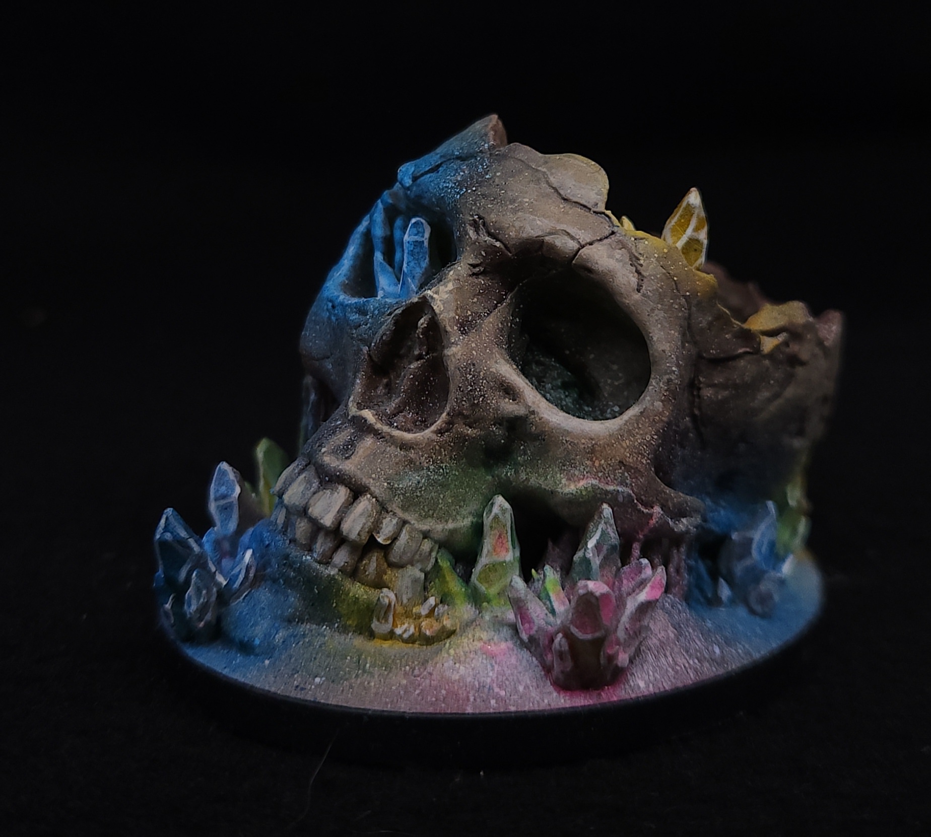 3D Printable YS-KRYG Scull grail loot box by HarsBeeldt