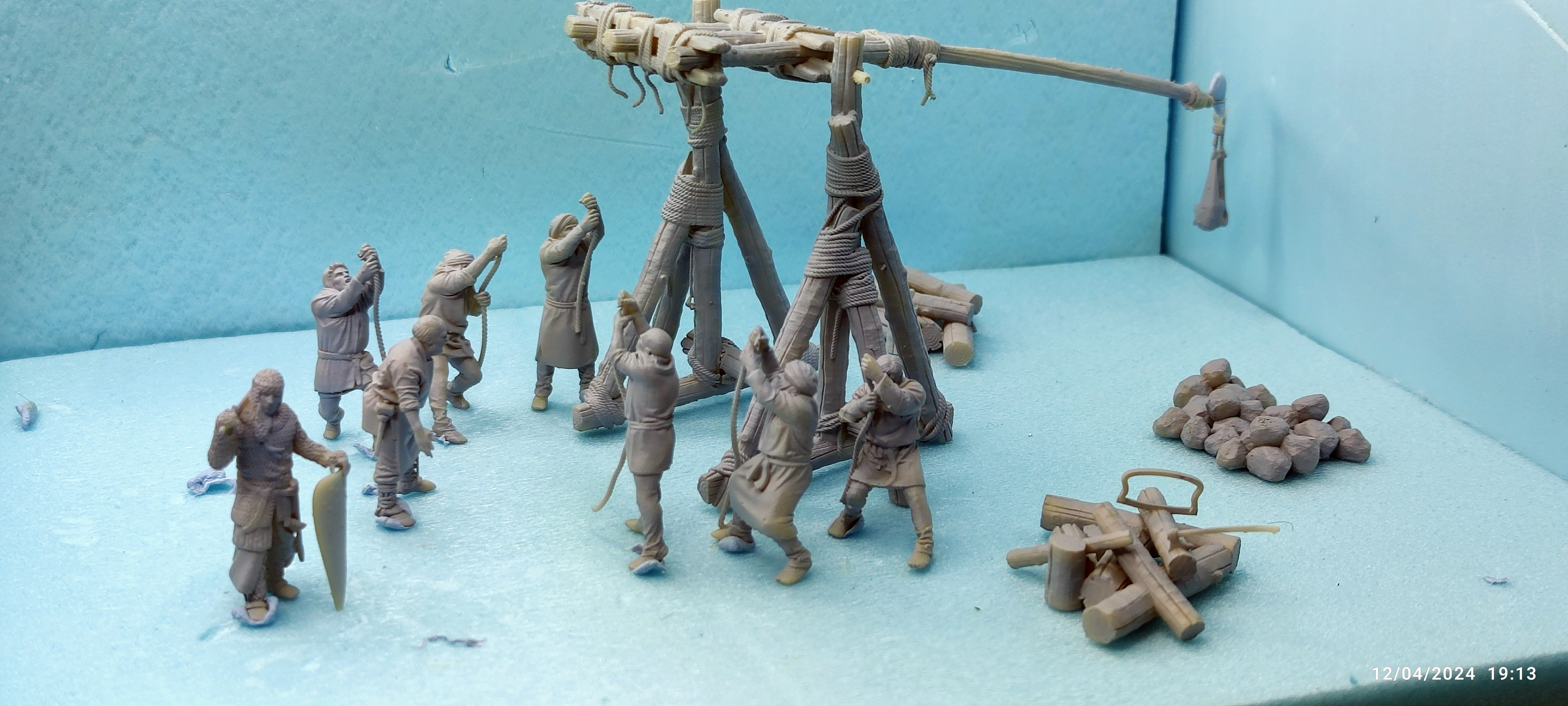 3D Printable Traction Trebuchet with 12th century crew by Reconquer Designs