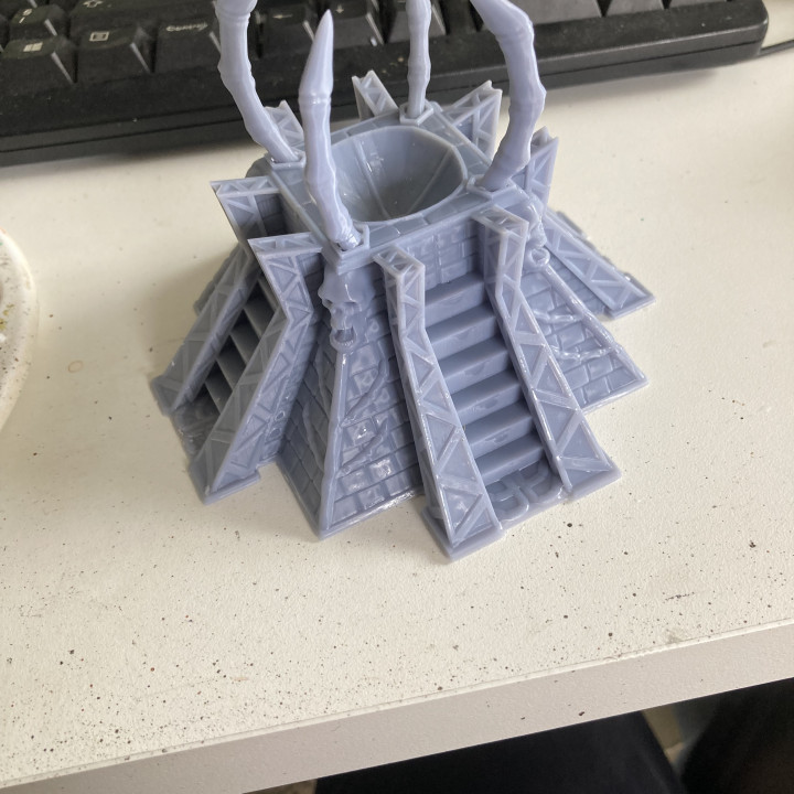 3D Printable Ziggurat warcraft by Sovietik
