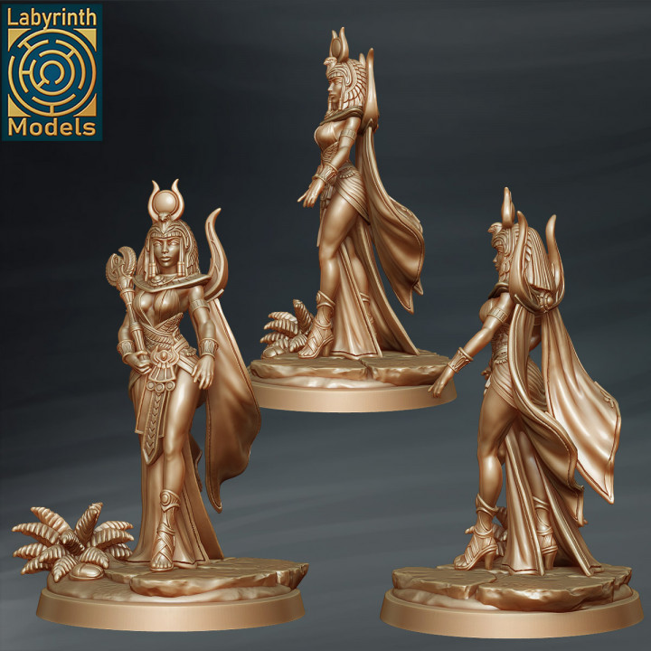 3D Printable Queen and Entourage - 32mm scale by Labyrinth Models