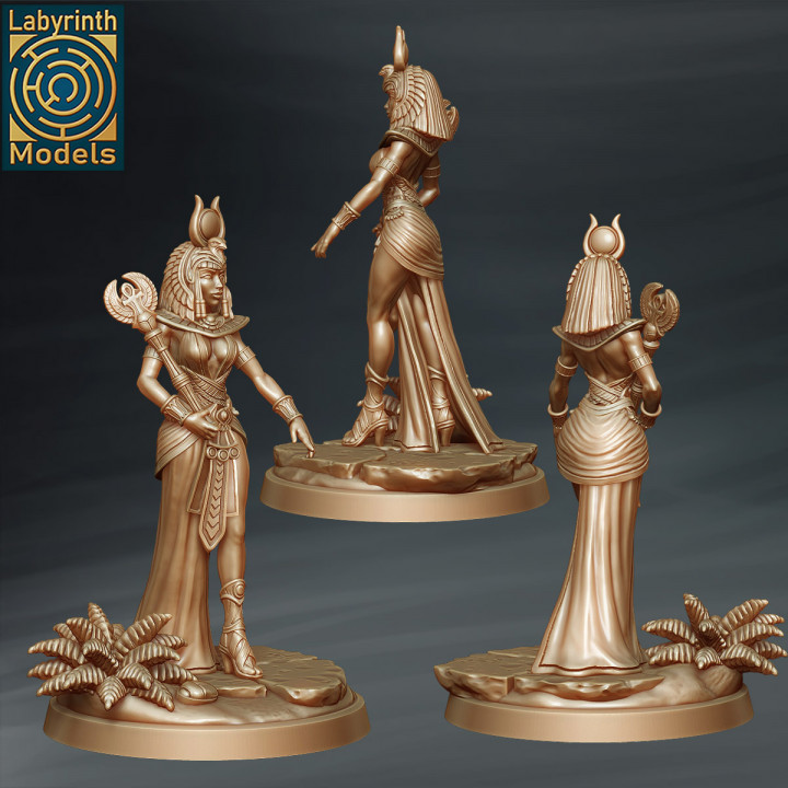 3D Printable Queen and Entourage - 32mm scale by Labyrinth Models