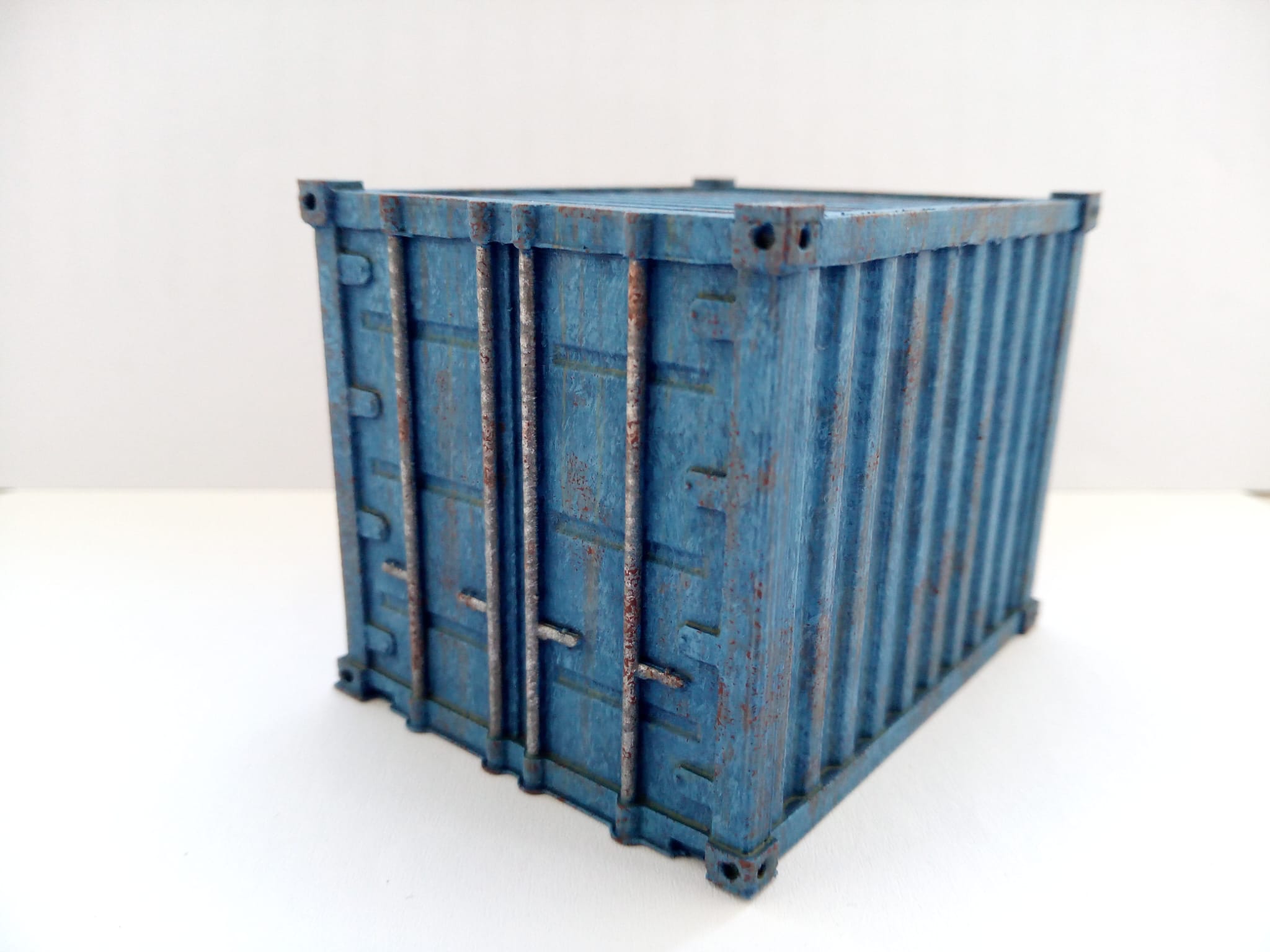 3D Printable FREE Small Shipping Container by Modern-Miniatures.eu