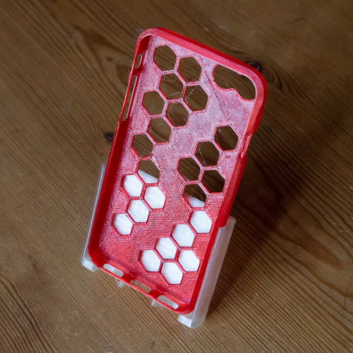 3D Printable iPhone 8 & SE Protective Case by Juri Munkki