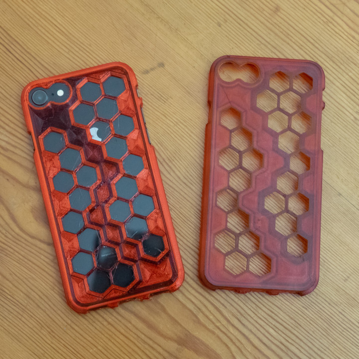 3D Printable iPhone 8 & SE Protective Case by Juri Munkki